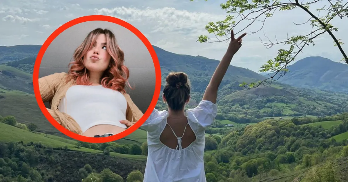 Foto: Actrice Abbey Hoes kleedt zich bijna helemaal uit voor pikante shoot in open lucht