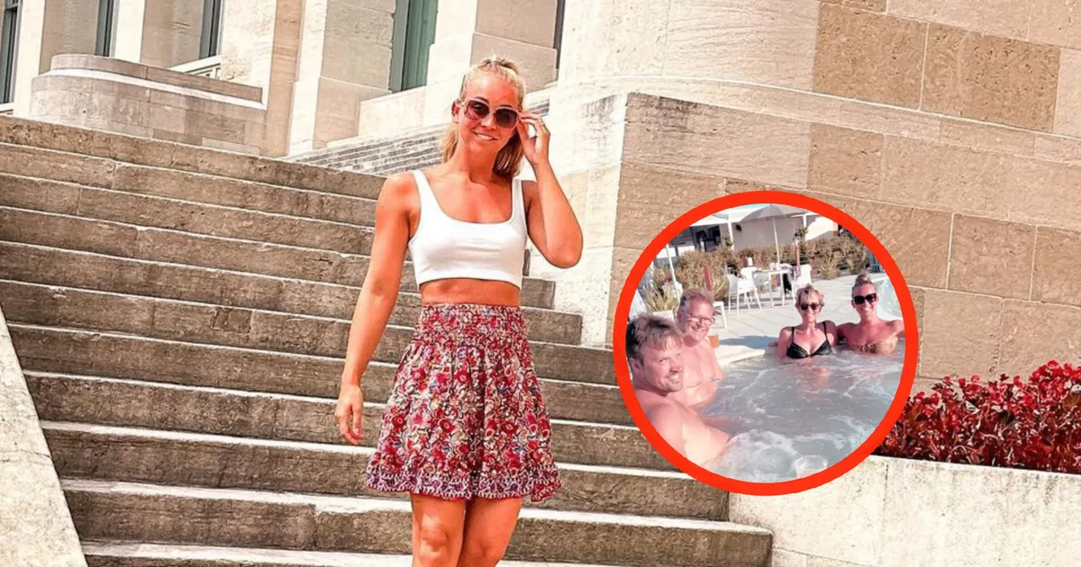 Foto: Barvrouw Ashley Zaat vermaakt zich uitstekend met meerdere mannen in bubbelbad