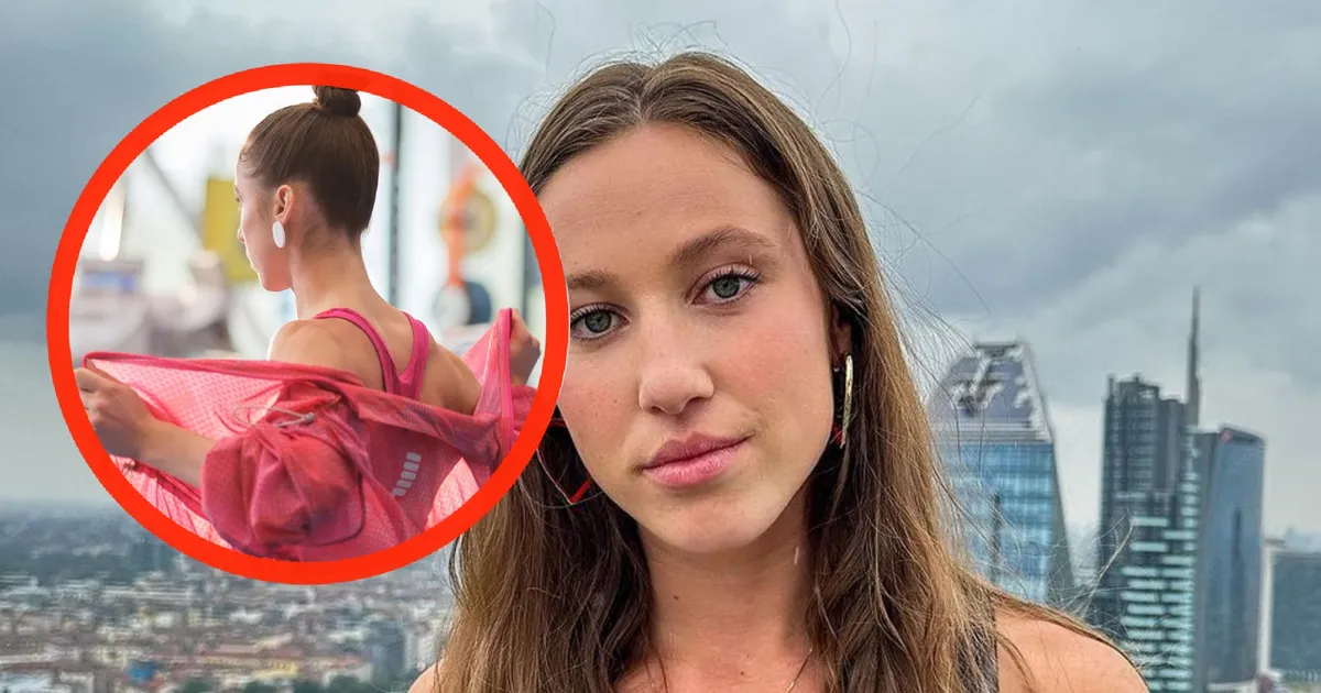 Foto: Suzanne Schulting ritst haar jasje open en toont roze verrassing