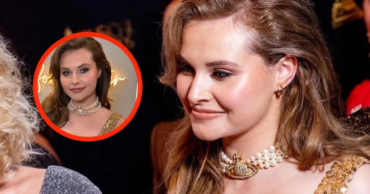 Foto: Vajèn van den Bosch laat haar twee mooiste prijzen zien tijdens ...