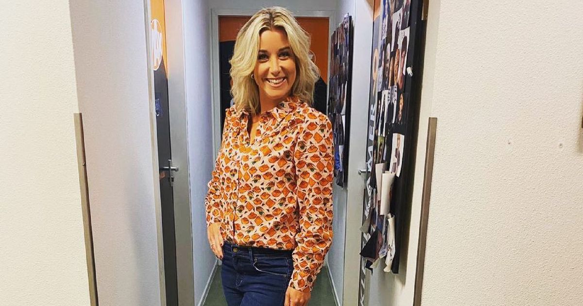 Carrie ten Napel steekt hoofd tussen benen en deelt foto van het uitzicht