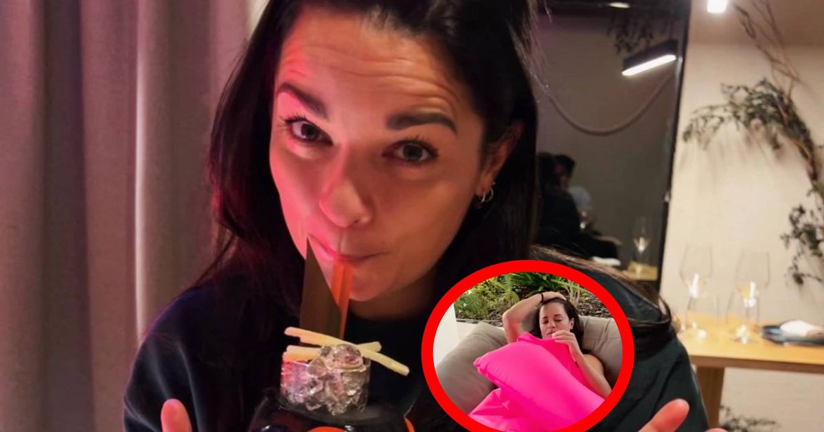 Foto: Bijna ontklede Fresia Cousiño Arias bedekt lijf met roze plastic