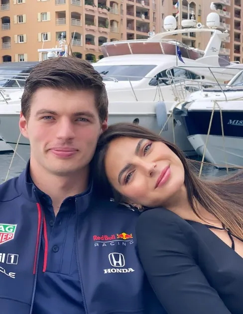 Max Verstappen heeft Kelly Piquet op allerlei plekken al flink laten uitdijen en dat laat ze ...