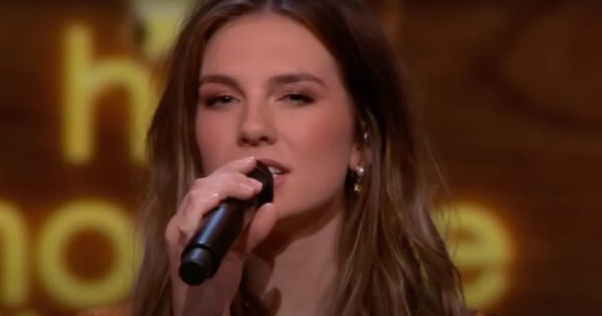 Video: Buitensporige Maan de Steenwinkel wordt flink betast op het podium door uitgeklede jongeman