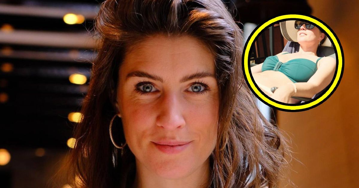 Marieke Elsinga ligt languit op de bank en geeft haar poesje alle ...
