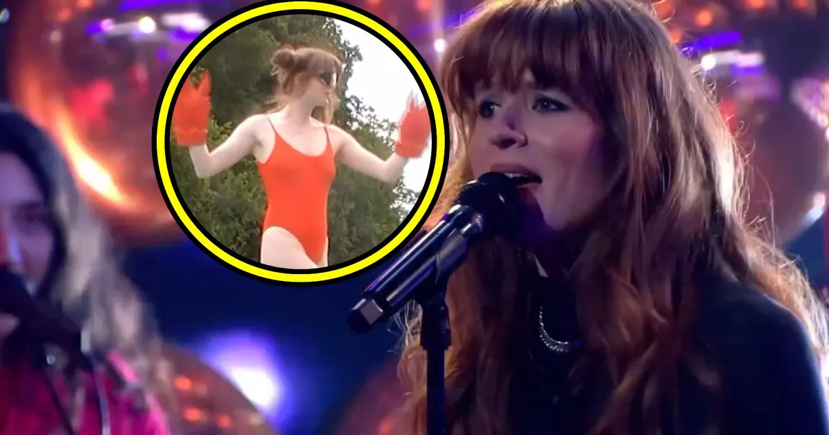 Zangeres Merol is verzot op scharen en bewijst dat met vreemde video in ...