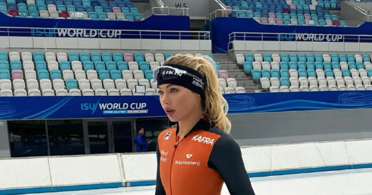 Jutta Leerdam filmt zichzelf op afgelegen weggetje met stalen ros ...