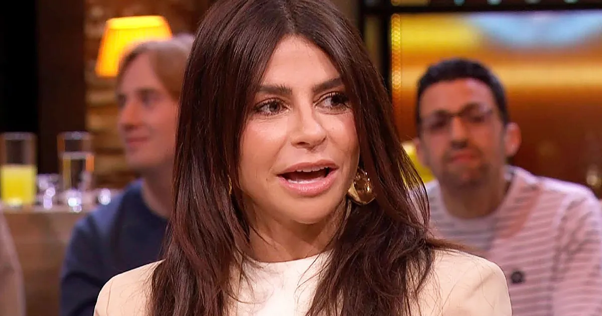Opvallend: Olcay Gulsen vergeet broek aan te trekken tijdens opnames ...