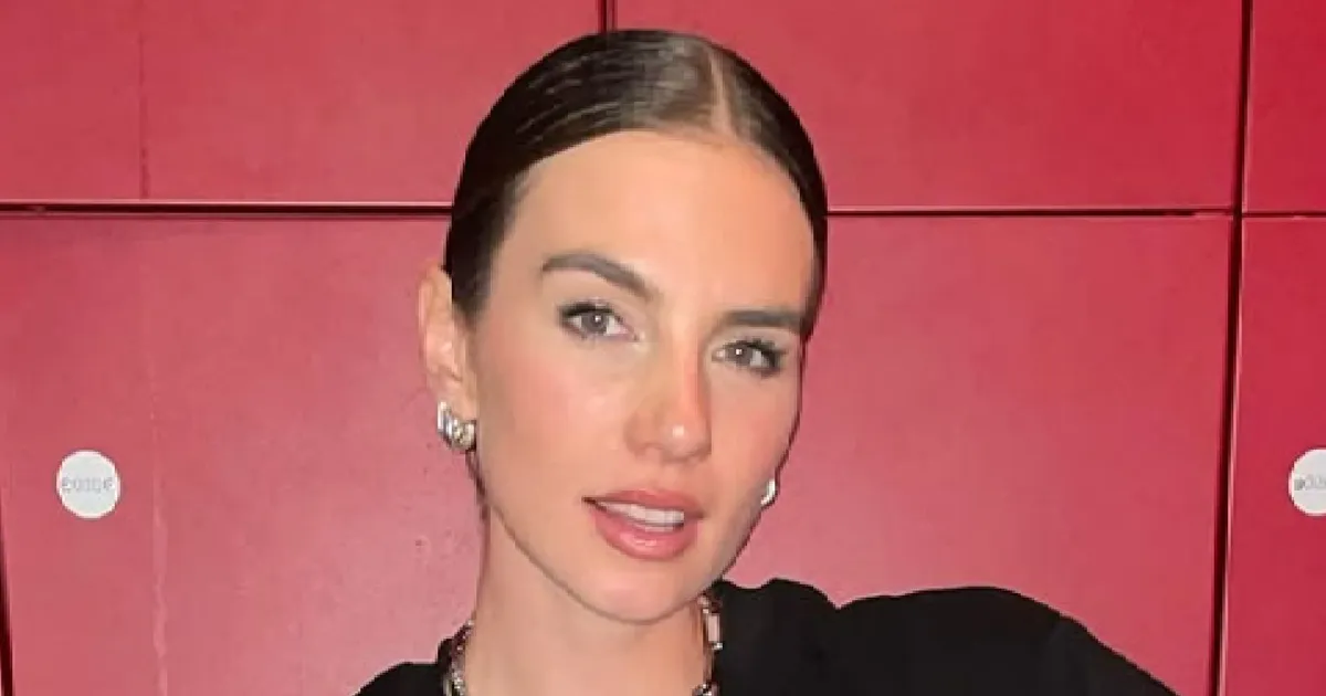 Heerlijk: Maan de Steenwinkel stuitert over podium in volledig doorschijnend topje