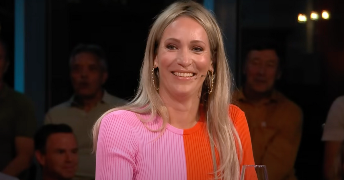 Hélène Hendriks doet haar broek los terwijl ze bij Oranjewinter van ...