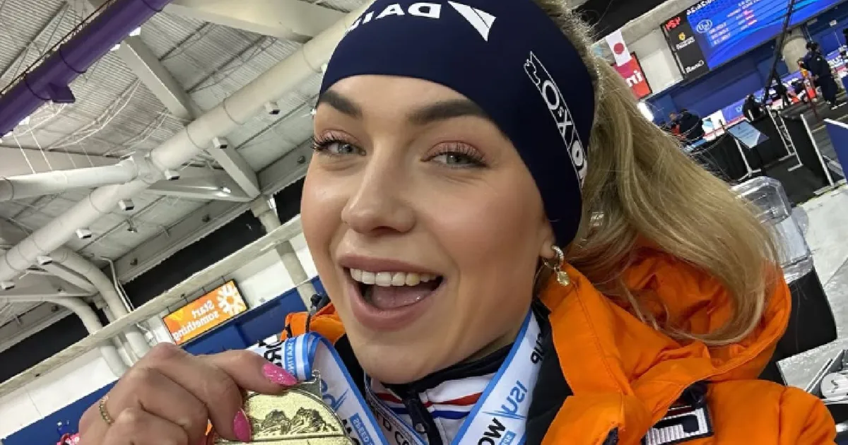 Joy Beune en Antoinette de Jong vormen heerlijk triootje tijdens ...