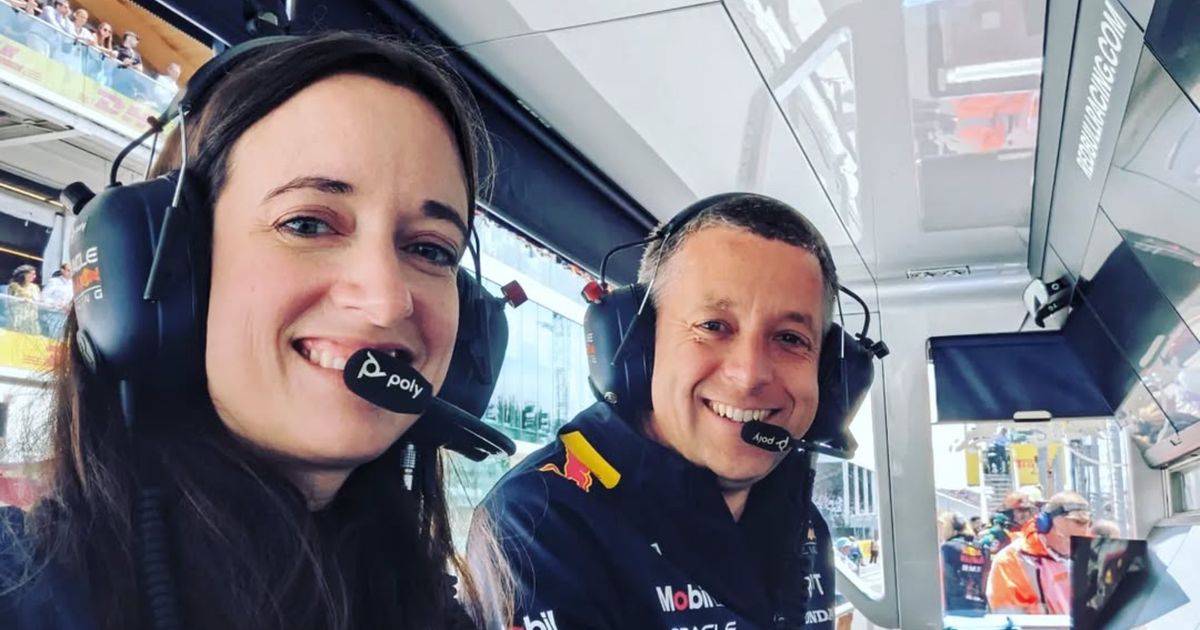 Bloedmooie Hannah Schmitz van Red Bull Racing helpt Max Verstappen ...