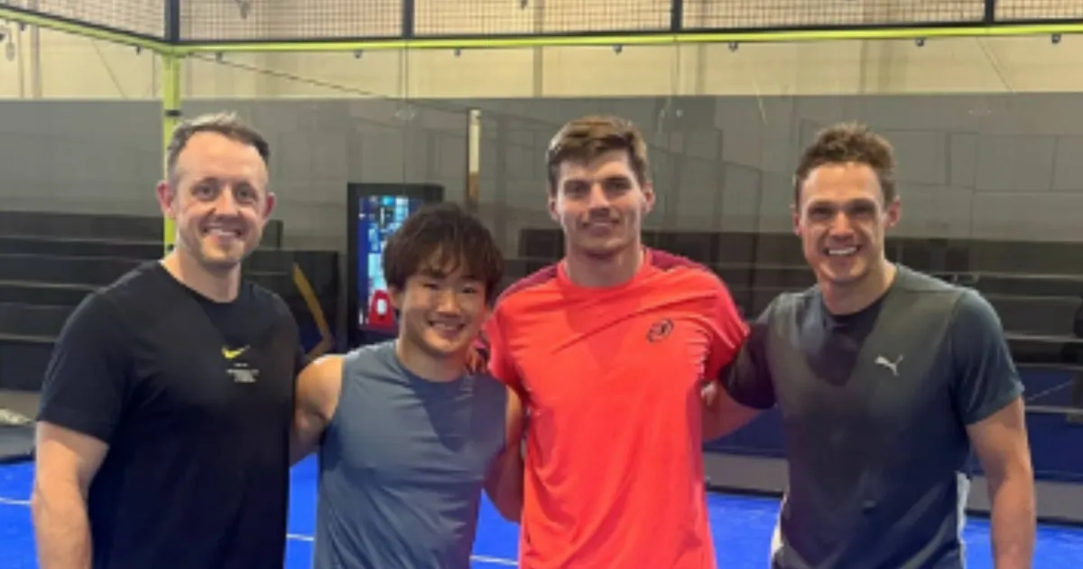 Max Verstappen omsingelt nieuwe ploeggenoot Yuki Tsunoda en geeft hem ...