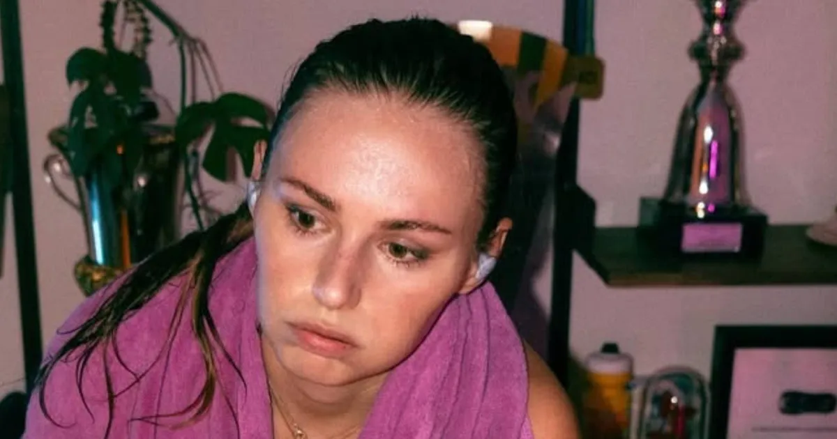 Vriend van Puck Moonen filmt wielrenster van achteren tijdens hobbelig ...