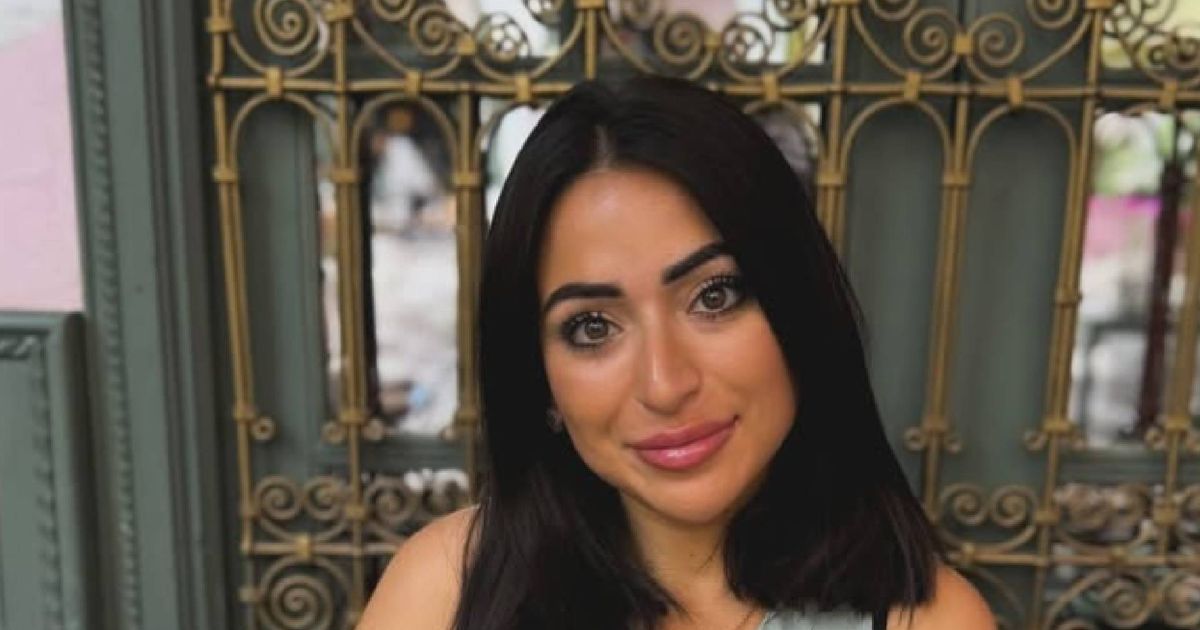 Huilende Lale Gül sluit zich op in vliegtuigtoilet na delen van foto's met mysterieuze man