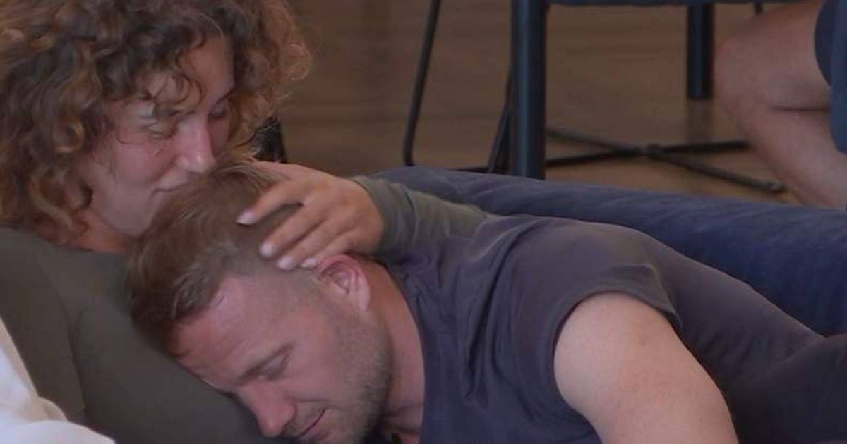 Opgewonden Julia van De Bondgenoten wil Peter het liefst bespringen in de sauna