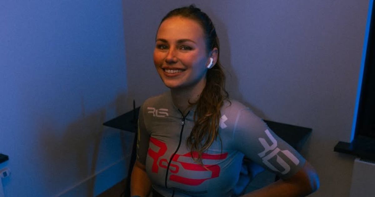 Wauw: Wielrenster Puck Moonen gaat flink tekeer op zweterig zolderkamertje
