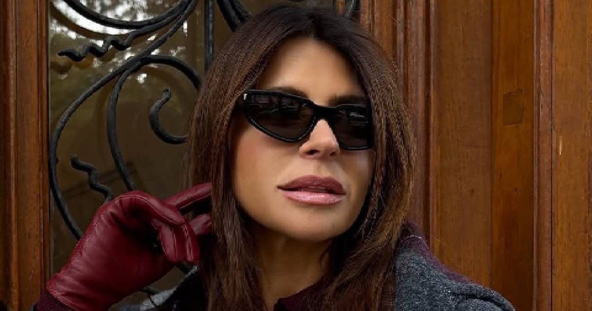 Olcay Gulsen poseert op straat en lijkt haar broek te zijn vergeten