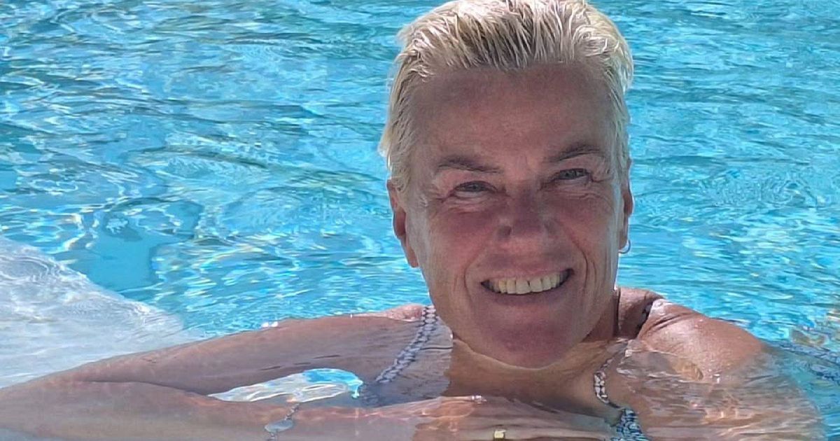 Zo zagen we Ellie Lust nog nooit: ex-politievrouw duikt karig gekleed ...