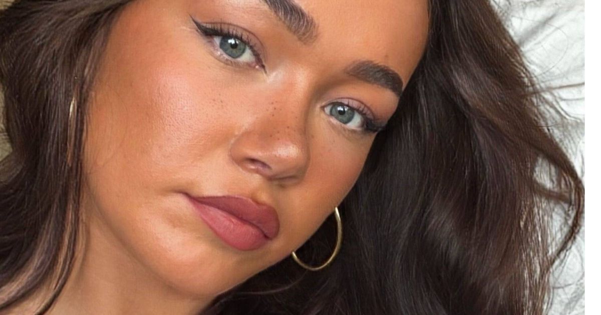 Lisa van der Valk heeft nieuw trucje en gooit haar benen wagenwijd open