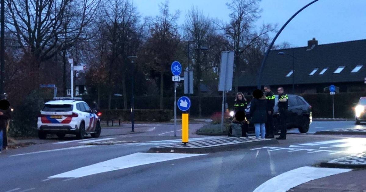 Fietser lichtgewond na aanrijding op rotonde in Veghel