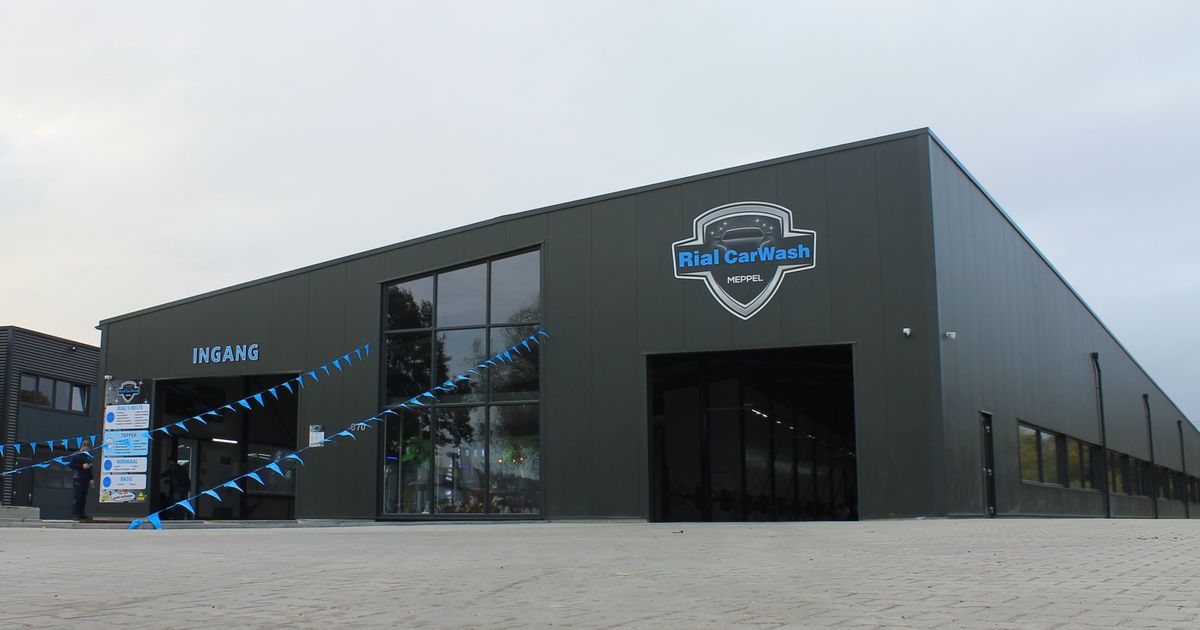 Nieuwe wasstraat van 45 meter lang van Rial Carwash is niet te missen ...