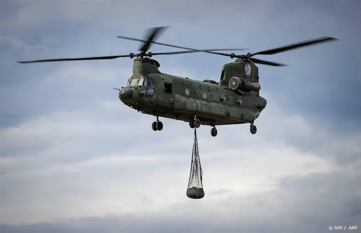 Chinook-helikopters defensie helpen bij herstel dam Maastricht