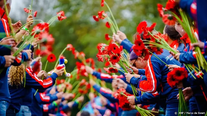 Deelnemers starten met estafetteloop Roparun