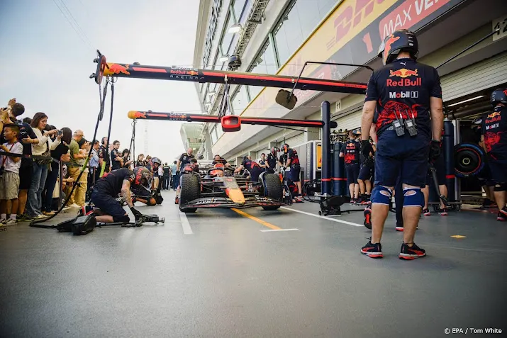 Jarige Verstappen klokt tweede tijd in eerste training Singapore