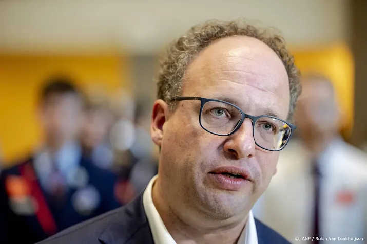 Nieuwe NS-directeur Koolmees laat zich opleiden tot conducteur