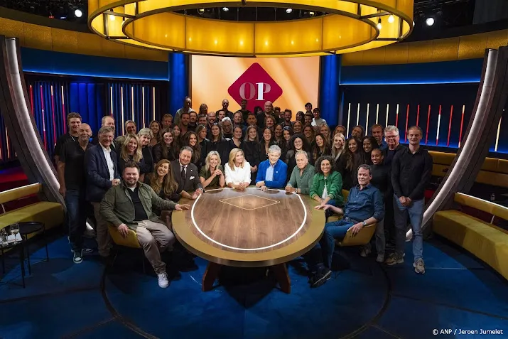 Op1-presentatoren blikken terug op nieuwsjaren in laatste show