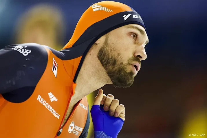 Schaatser Nuis met brancard van het ijs na val achter de finish