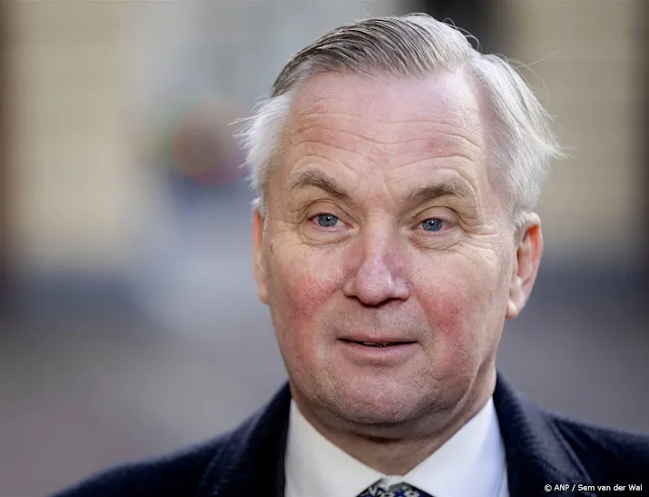 Van der Burg snapt provincies, maar ze moeten asielopvang leveren