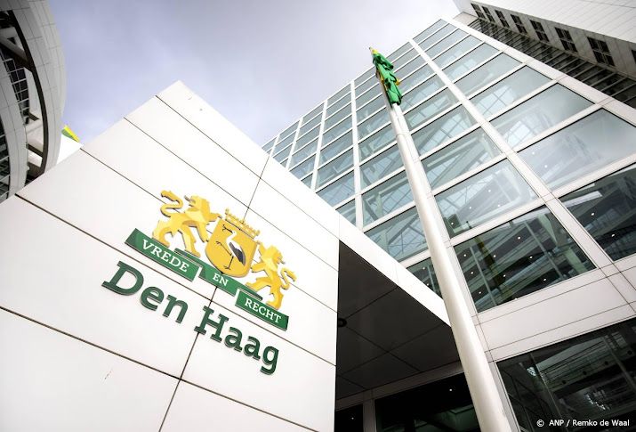 Vlag van Oekraïne op stadhuis van Den Haag
