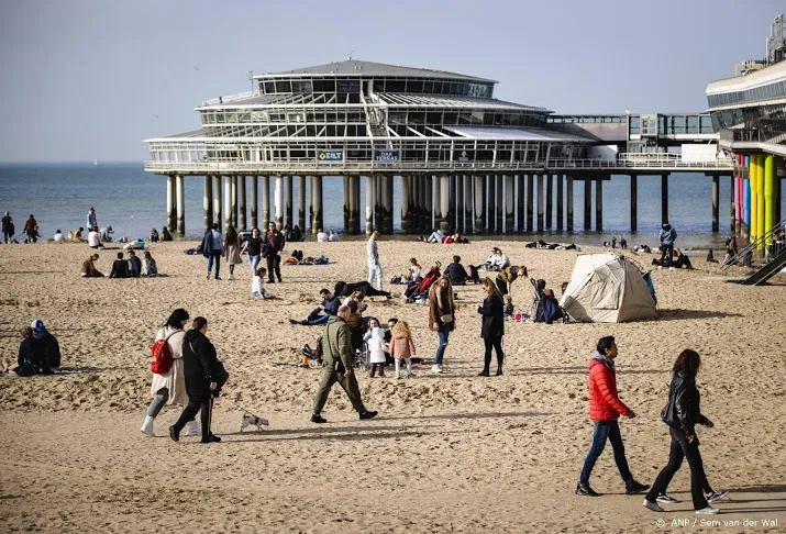 Weer lentedrukte op stranden en in bossen, parkeerplekken overvol