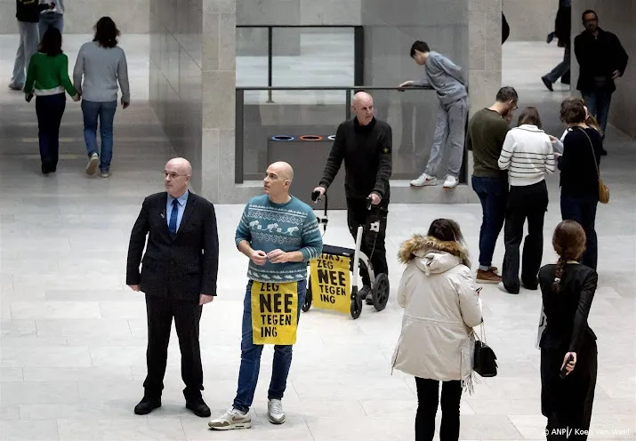 Activisten XR betogen in eregalerij Rijksmuseum tegen sponsor ING