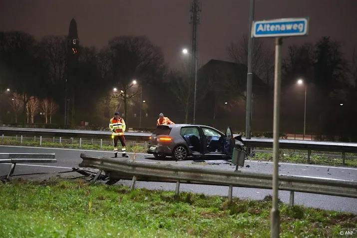 Snelweg A59 weer open nadat beschonken bestuurder vangrail ramde