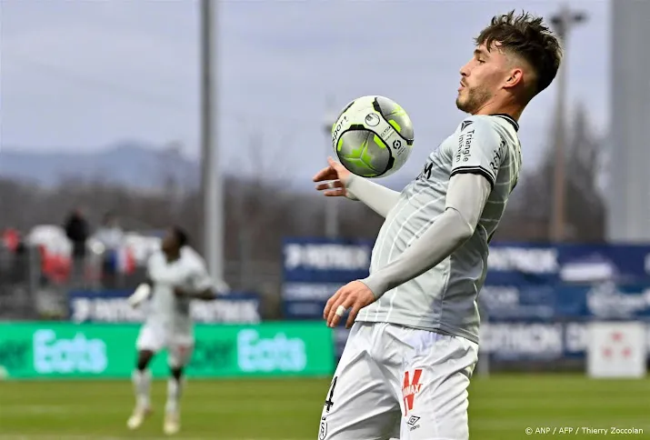 NAC Breda huurt Belgische verdediger Busi van Stade Reims