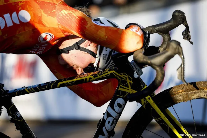 Derde wereldtitel maakt emoties los bij veldrijdster Van Empel Derde wereldtitel maakt emoties los bij veldrijdster Van Empel