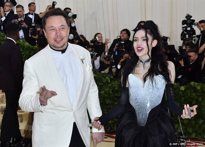 Grimes wil dat mensen stoppen met foto's delen van haar kind