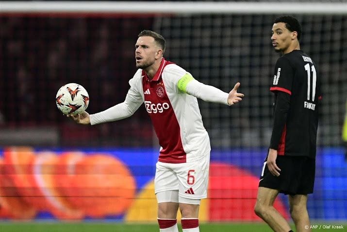 Jordan Henderson geschorst na Ajax-duel met Eintracht Frankf
