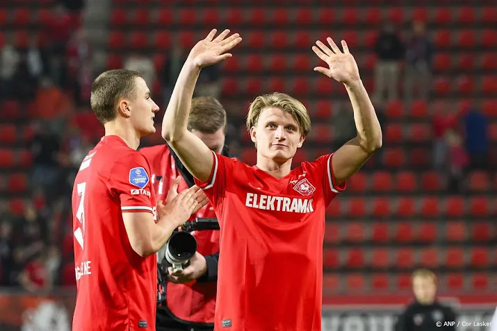 Sem Steijn leidt FC Twente naar overwinning op Almere City