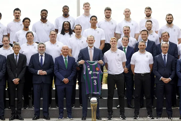 Felipe krijgt eigen shirt met opdruk van winnaar basketbalcup