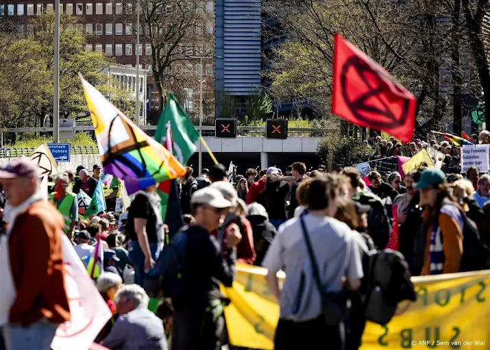 Busje rijdt door menigte betogers XR tijdens demonstratie
