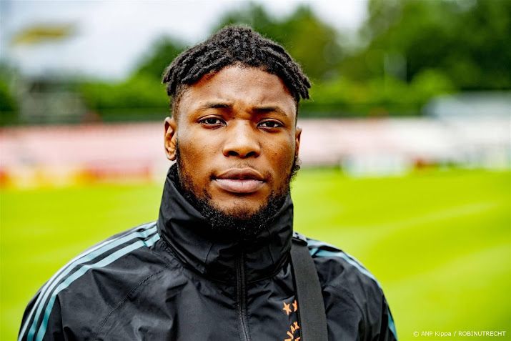 Oud-rapper Sevn Alias bij hulpactie en opening moskee in Oeganda