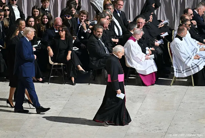 Trump neemt afscheid bij kist van paus