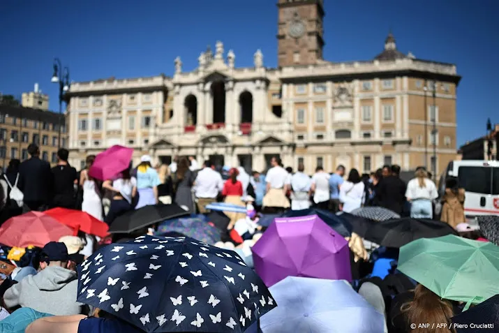 Menigte verzamelt zich al bij kerk waar paus begraven wordt