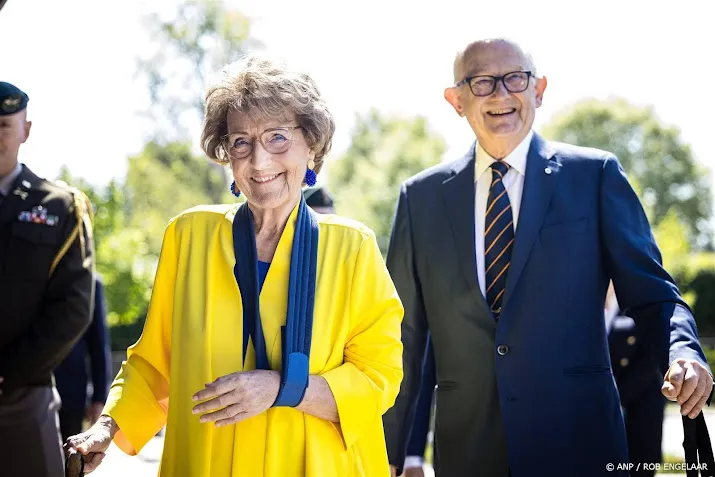Prinses Margriet opent met gebroken arm expositie in Groesbeek