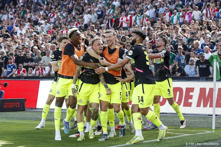PSV houdt titelrace open en verzekert zich van Champions League