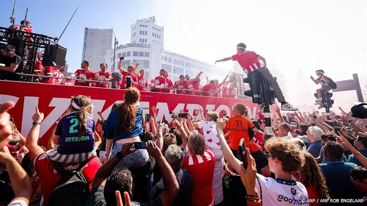 PSV-spelers op podium Stadhuisplein voor huldiging